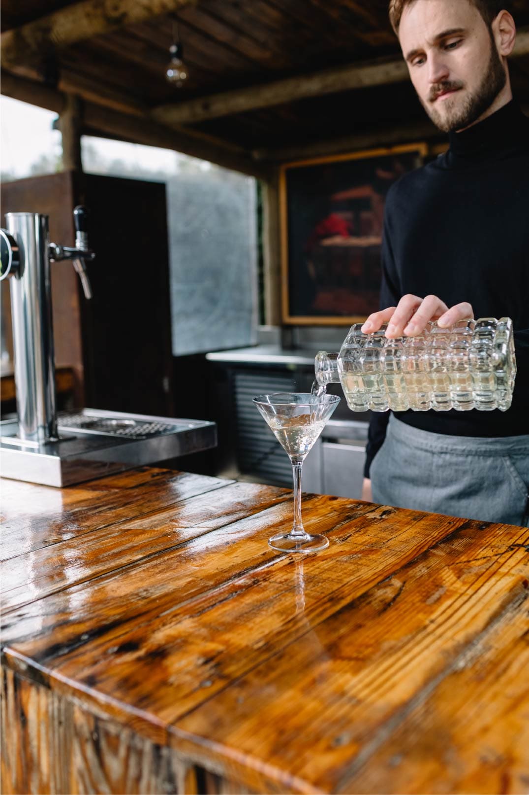 ¿Qué es un bartender y cuáles son sus funciones en la industria de la coctelería?